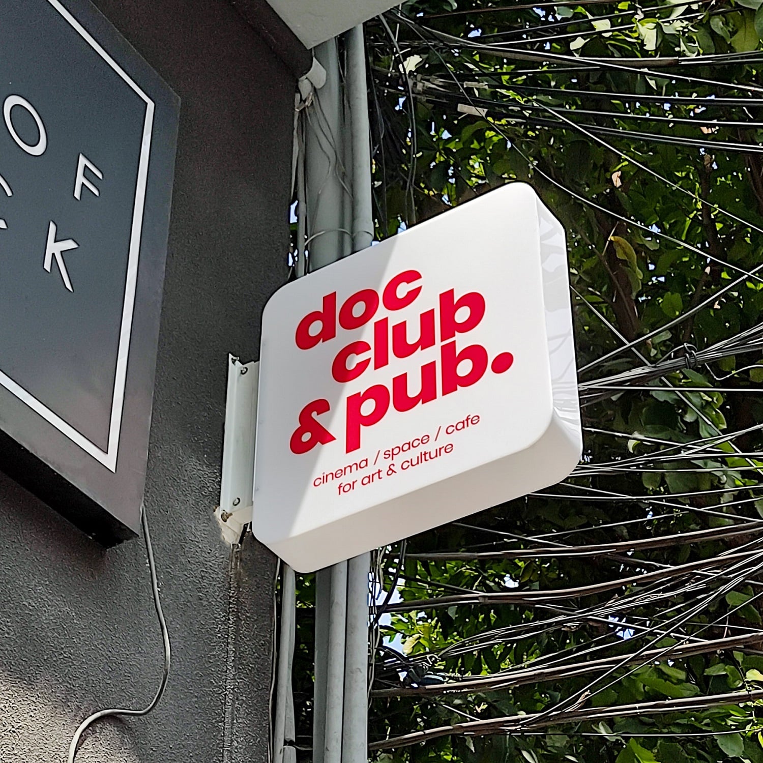 ร้าน Doc Club & Pub. - โรงหนังกึ่งคาเฟ่ คนรักภาพยนตร์และศิลปะตัวจริง ...